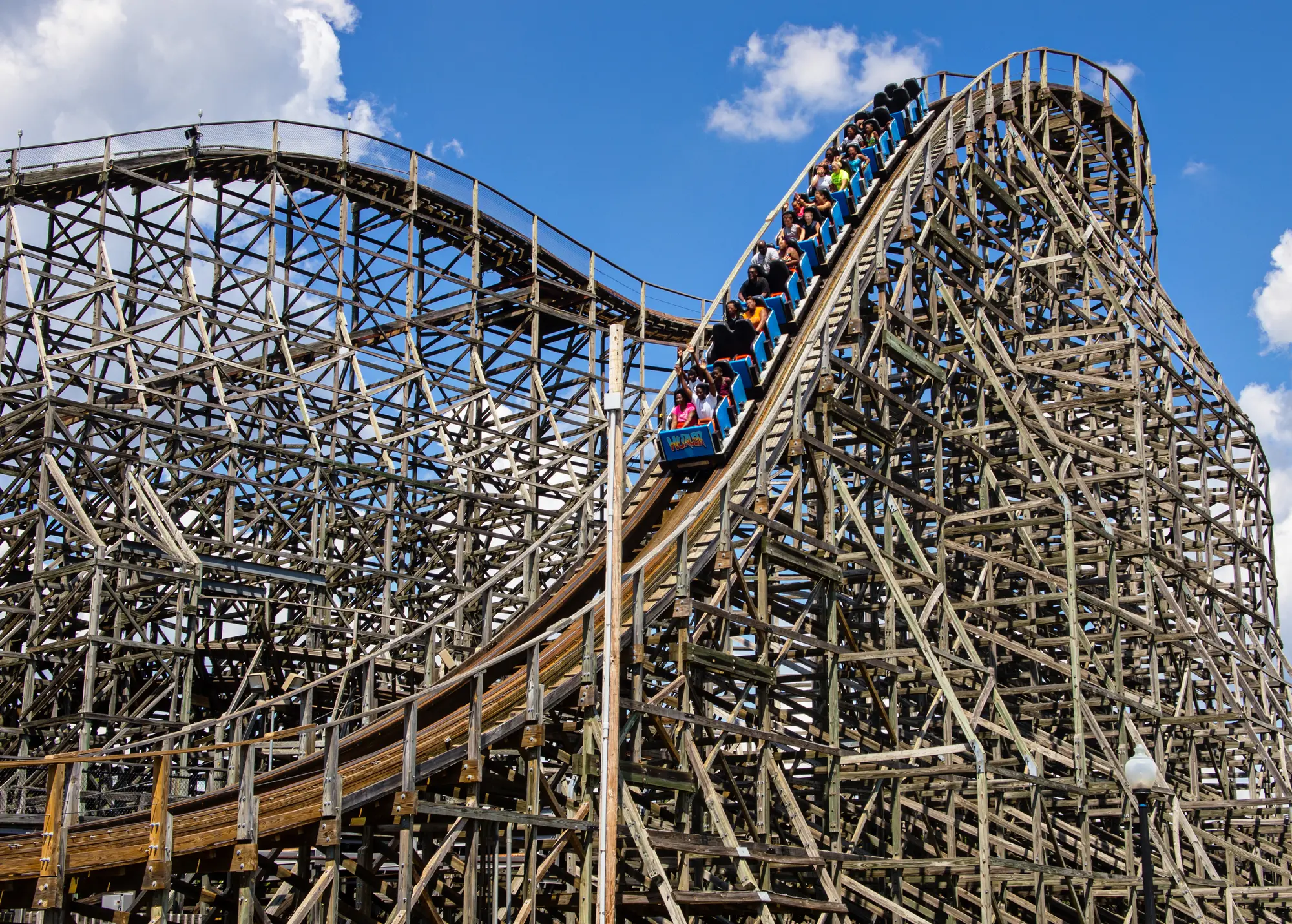 Falla en el juego mecánico Medusa en Six Flags deja varados a ...