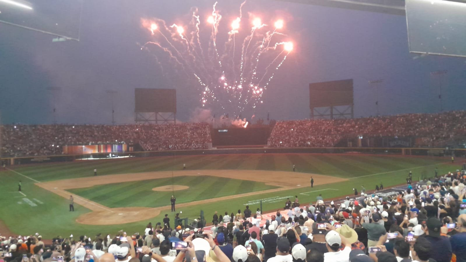 Se inauguró exposición fotográfica por los 100 años de la LMB. - 88.9 ...