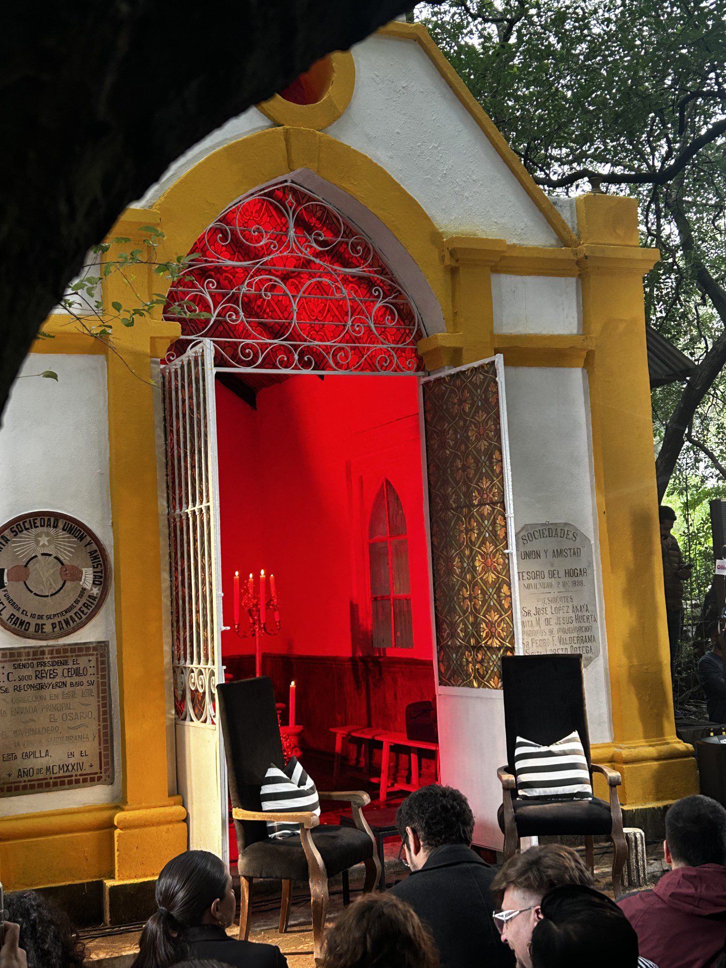 Con todo y lluvia, Tim Burton da Master Class en un panteón - 88.9 Noticias